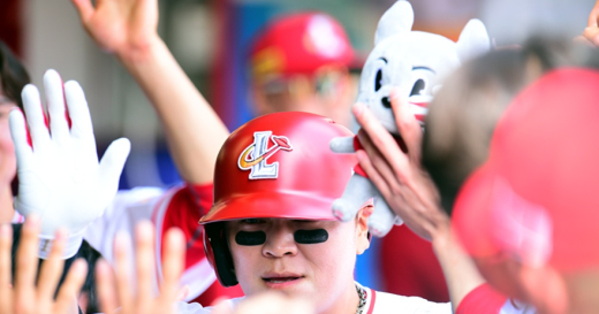 [MD포토] SSG 추신수 '2023 시즌 KBO 1호 홈런포'