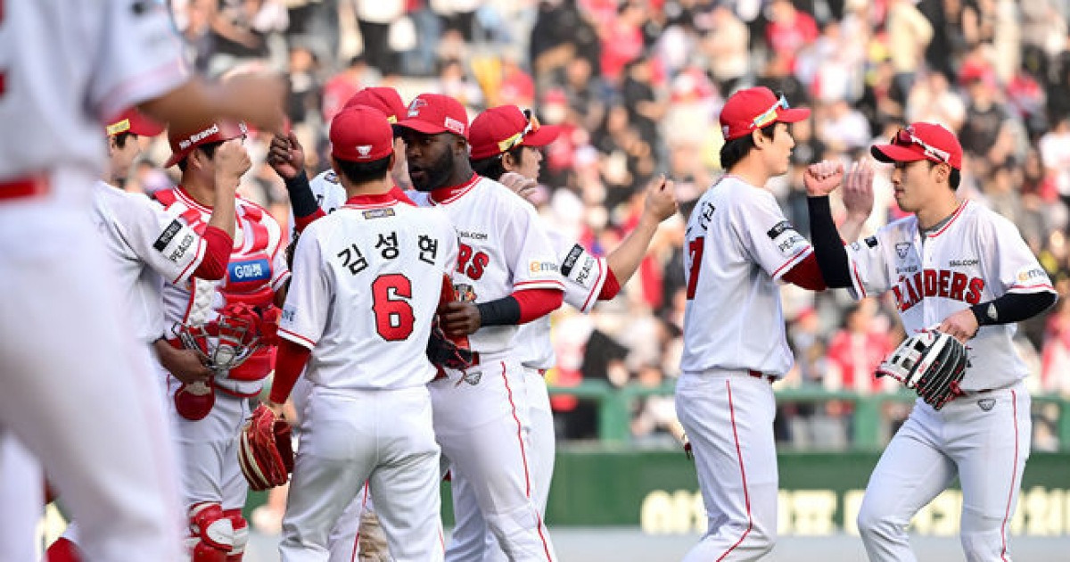 디펜딩 챔프 SSG, '2023 개막전 승리로' [사진]