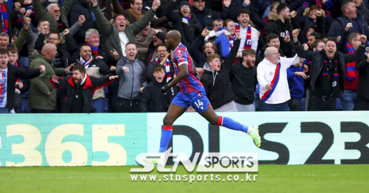 [EPL zip] '마테타 환상 턴 후 득점' 팰리스, 레스터에 2-1로 극적승