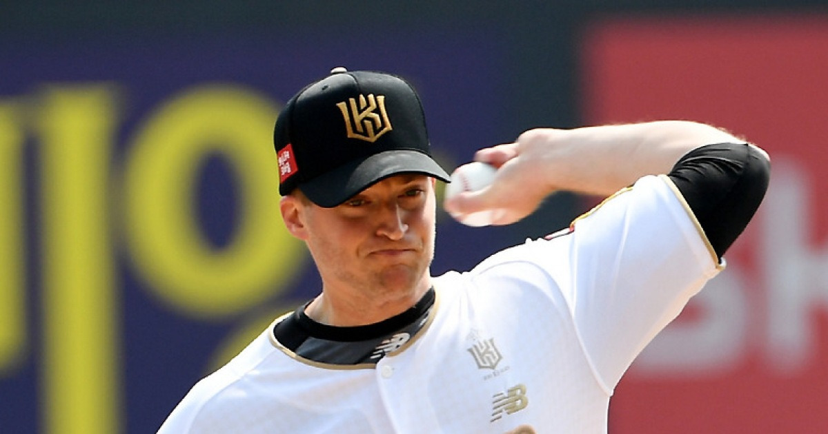 "단연코 KBO리그 넘버원 투수다." 천재 타자가 리스펙하는 외인 투수. 작년에 보지 못한 151km 찍고 첫 승까지 사냥[수원 코멘트]