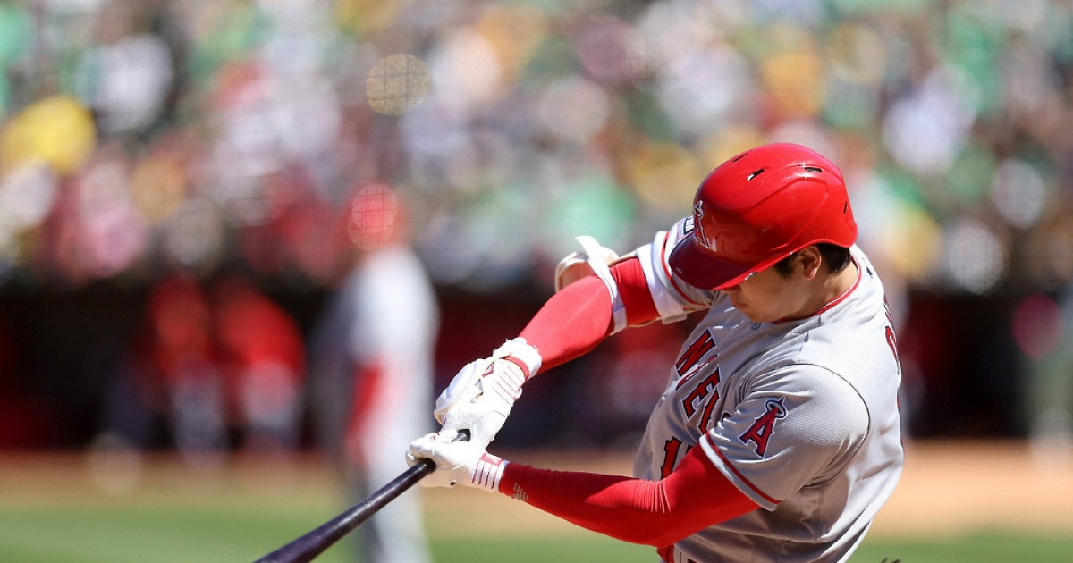 ML 데뷔전 '2.1이닝 8실점' 후지나미, 10년 만의 맞대결 오타니, 시속 159km 때려 펜스 직격 적시타