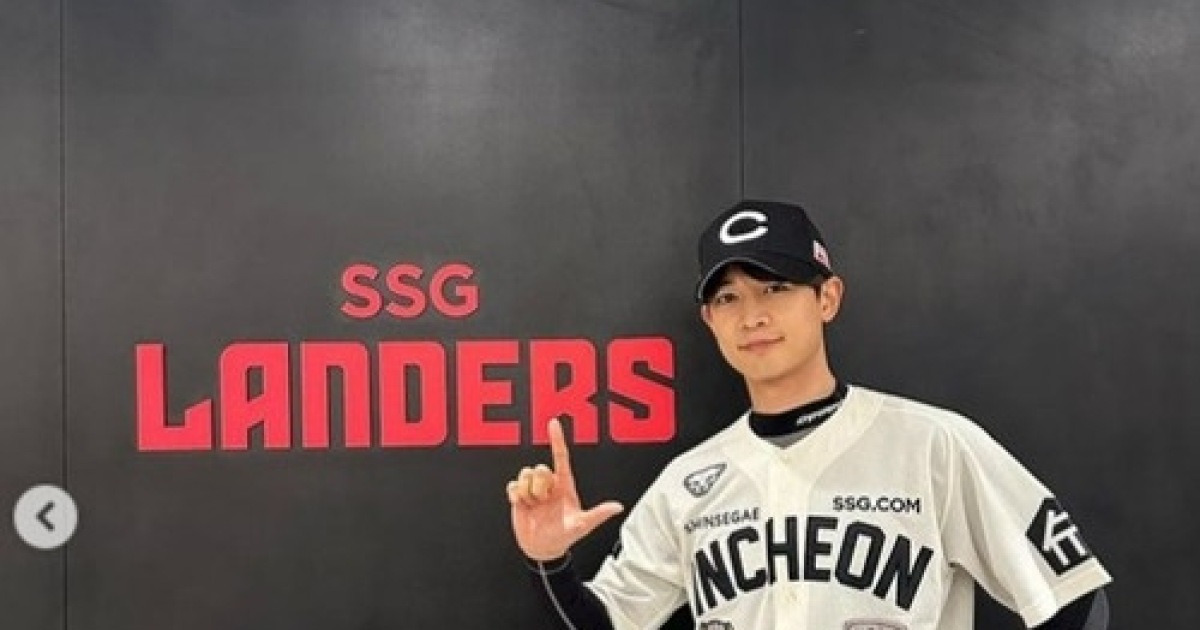 샤이니 민호, KIA 타이거즈 VS SSG 랜더스 시구…조각 같은 인증샷[똑똑SNS]