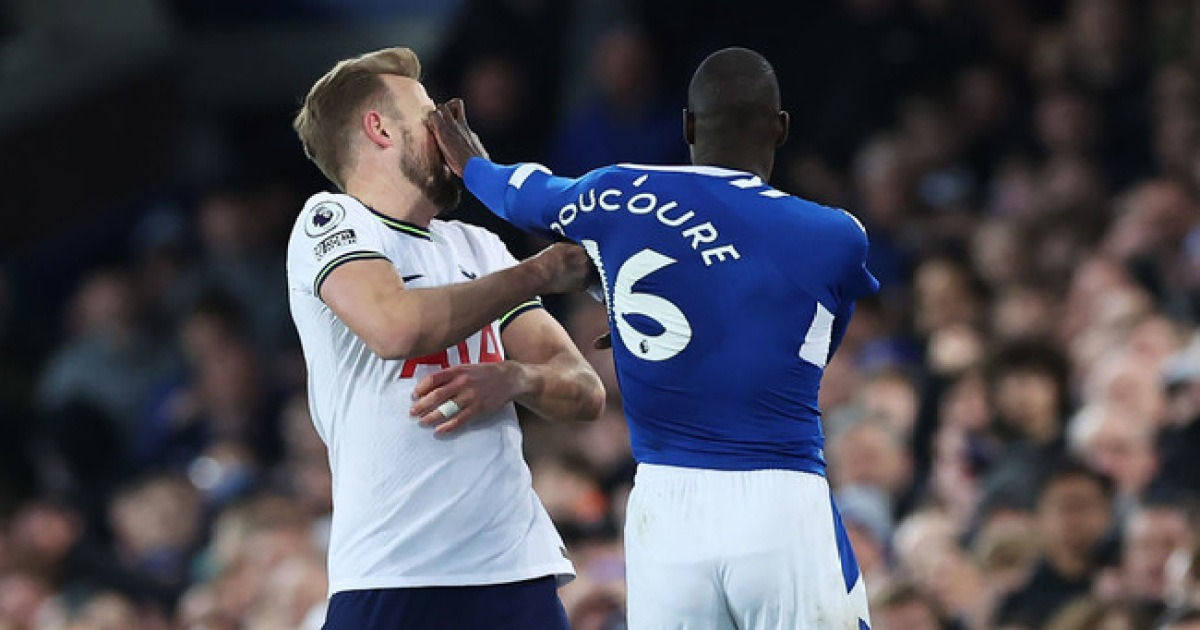 [EPL ISSUE] 두쿠레에 '얼굴 가격' 당한 케인...이후 행동으로 비판 세례