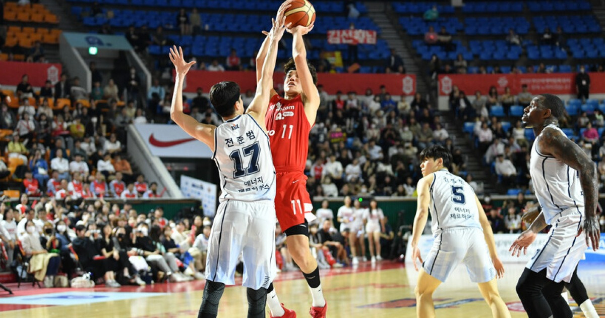 ‘4Q는 허일영, 연장은 워니의 시간’ SK, KCC 제압…4강행 -1승