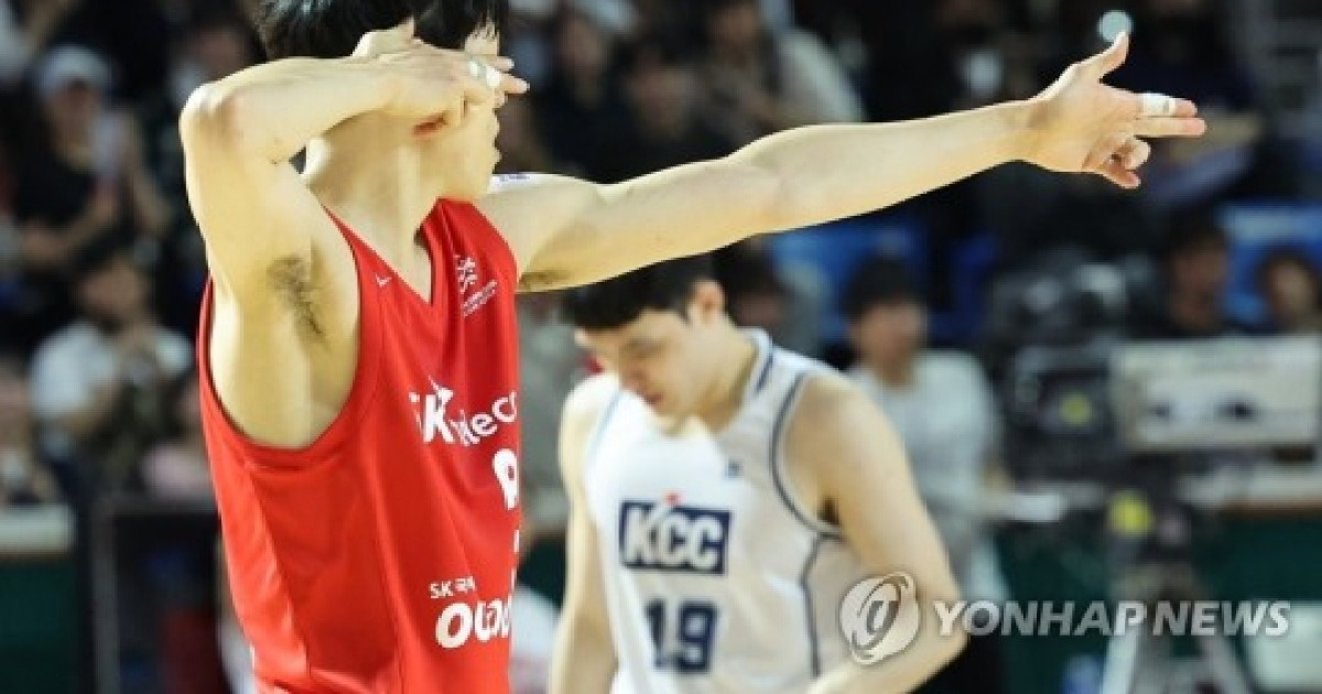 프로농구 SK, KCC에 15점 차 딛고 파죽의 11연승…4강 PO까지 '1승'