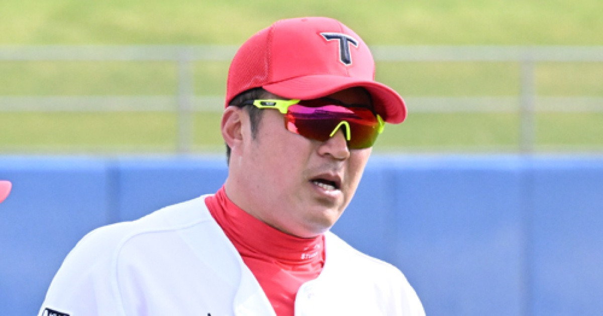 KIA 40세 레전드 좌타자가 다시 글러브를 잡았다…이승엽 추월은 안 중요하다