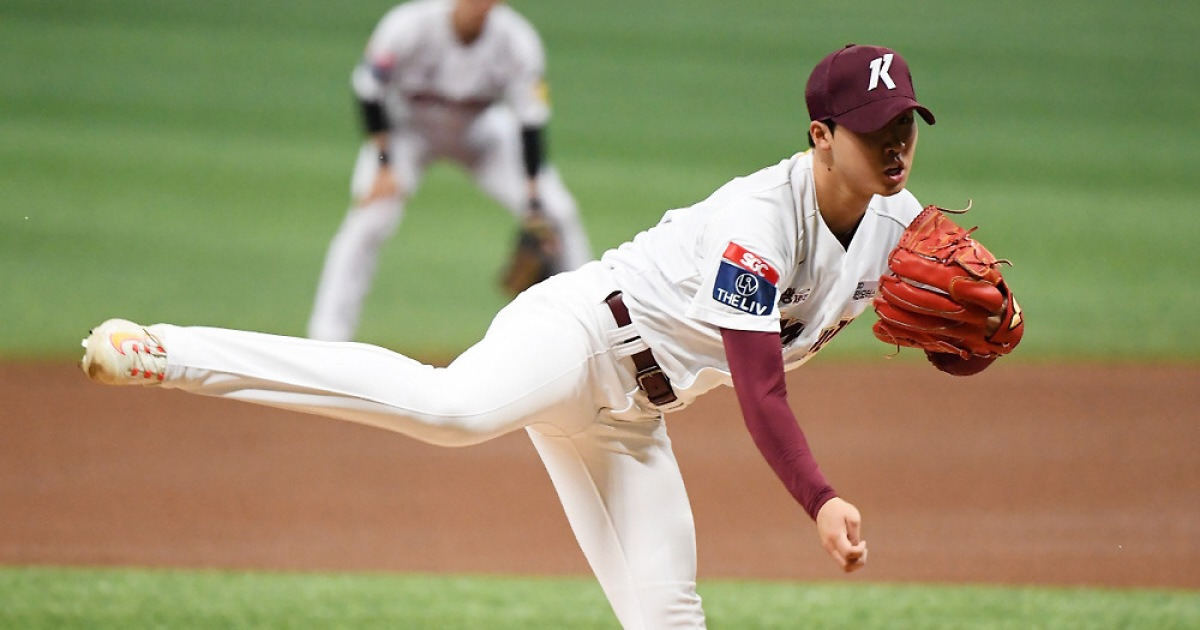 '155km 뿌렸지만...' 장재영, LG전 시즌 첫 선발등판 4이닝 3실점...매 이닝 선두타자 출루, 5개의 볼넷, 주자 묶는 능력 과제