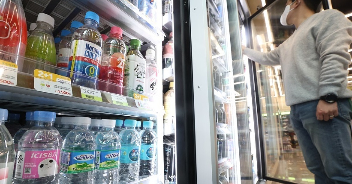 편의점 생수값, 이마트24·GS25 '동결', CU·세븐일레븐 '인상'