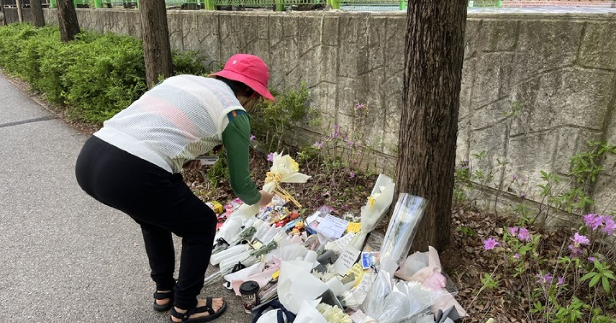 사고 현장서 헌화 하는 시민