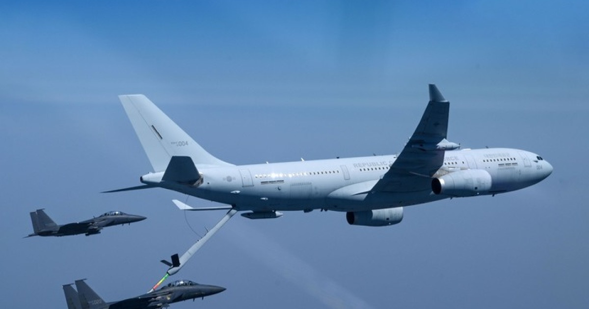 공중급유 시도하는 KC-330