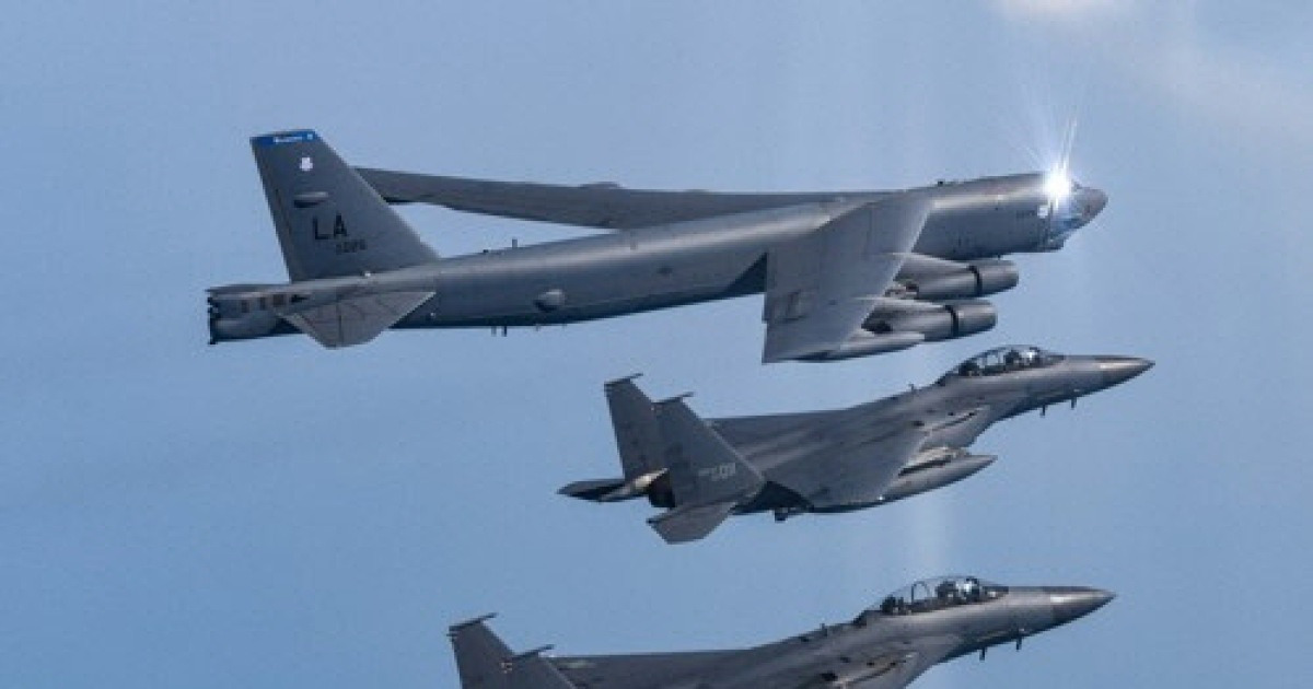 미 B-52H 전략폭격기 다시 한반도 출격…북 `고체 ICBM` 대응