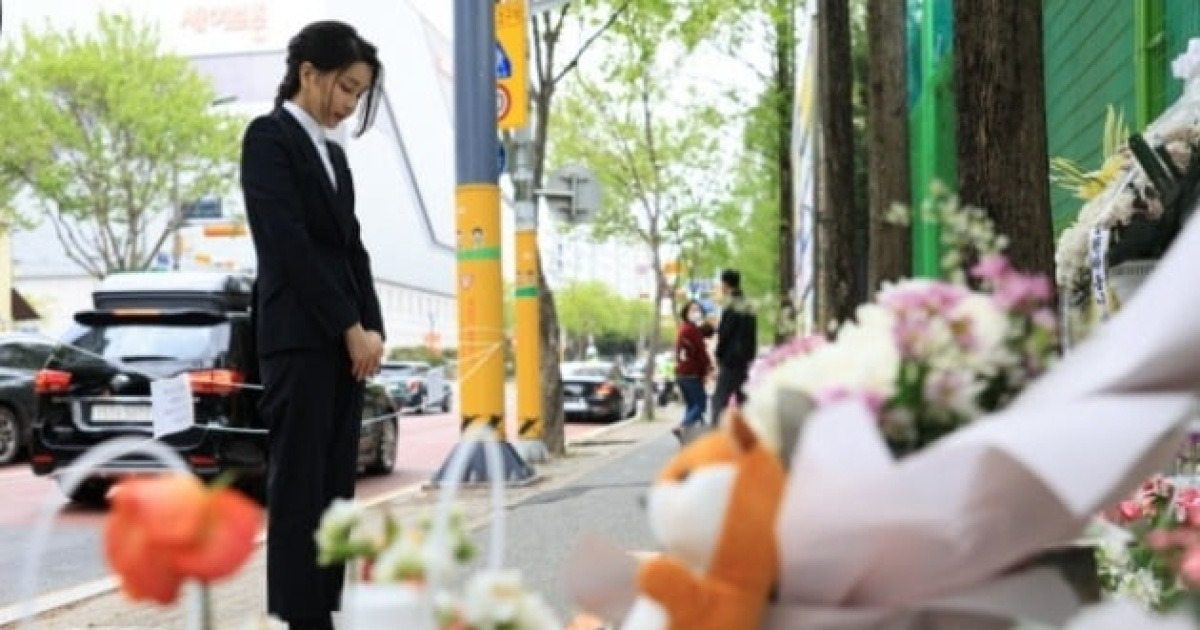 두 손 모은 김건희 여사, 스쿨존 사고로 숨진 배승아양 추모