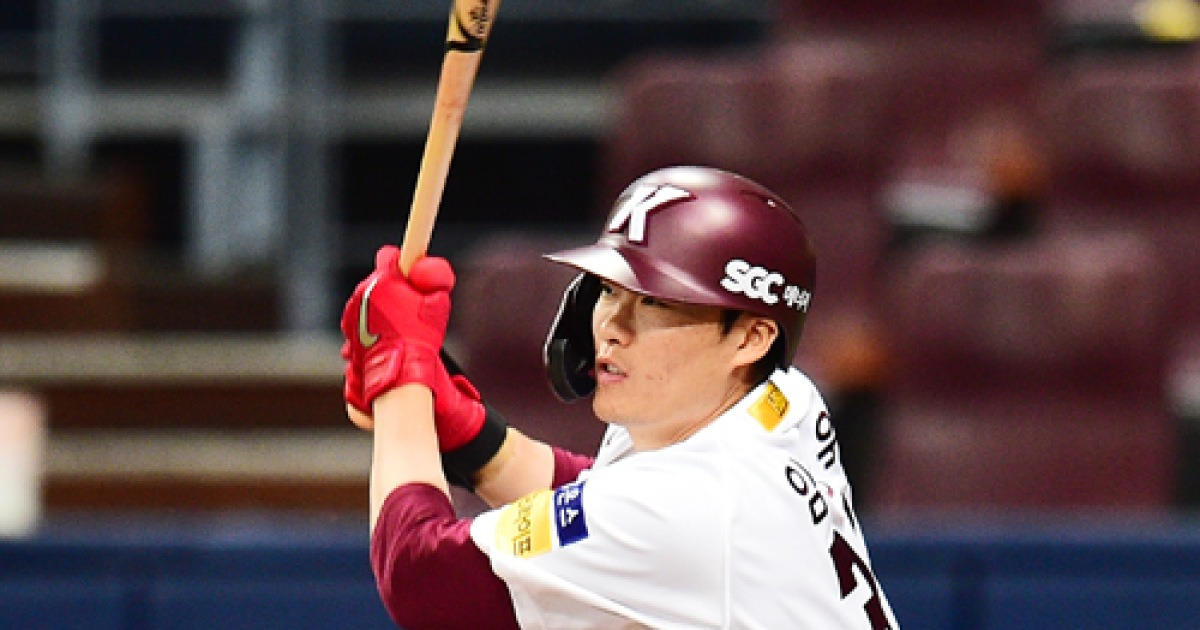죽 쑤는 KBO 최고타자…그에게 자리 내준 비운의 28세 유망주 ‘반등의 0.375’