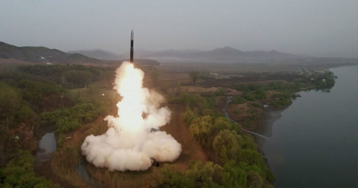 '화성포-18형'이라 이름 붙인 북한의 신형 ICBM