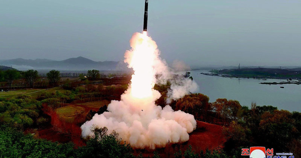 김정은 “핵반격 효용 급진전”…고체연료 ICBM ‘화성-18형’ 공개