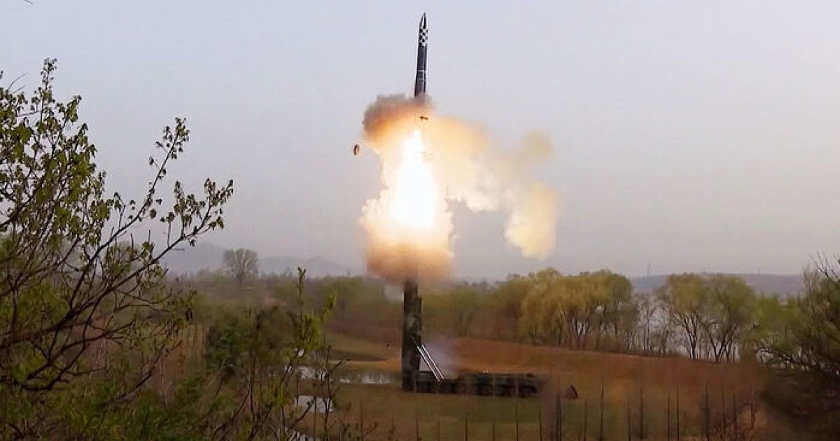 북한, 고체연료 ICBM 화성-18형 공개…'콜드 론치' 발사