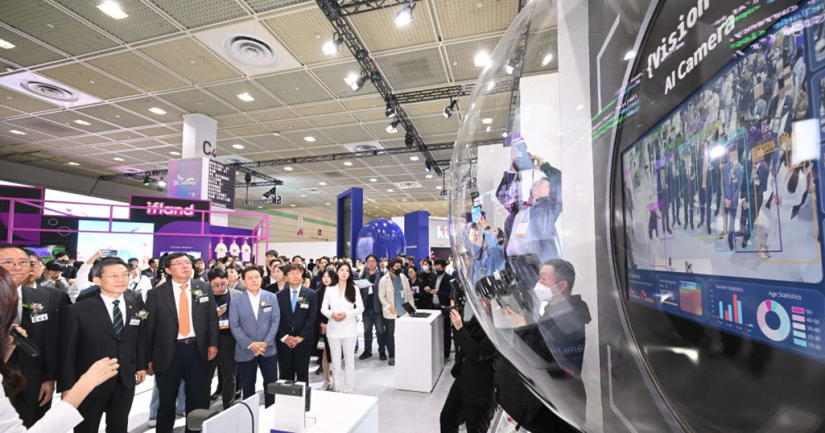 [WIS 2023]SKT AI 카메라 설명 듣는 참석자들