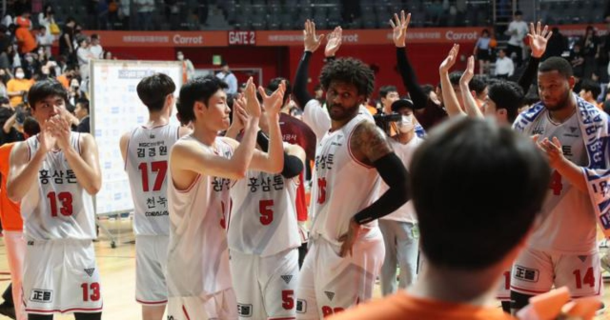 KGC인삼공사, 캐롯 돌풍 잠재우고 챔프전 진출…”SK 나와라”