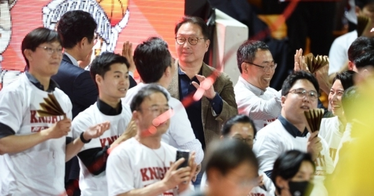 ‘100% 승률’ 최태원 회장 관전→SK 전승, 24년 동안 이어진 필승 공식 [KBL PO]