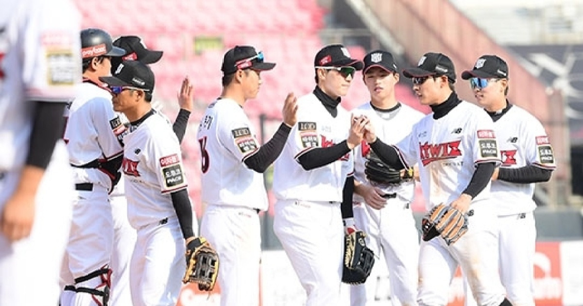 ‘엄상백 첫 승+3회 빅이닝’ KT, SSG 꺾고 3연승 질주 [MK수원]