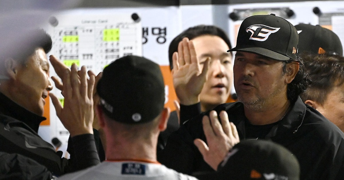 수베로 감독 'KBO 100승 달성'[포토]