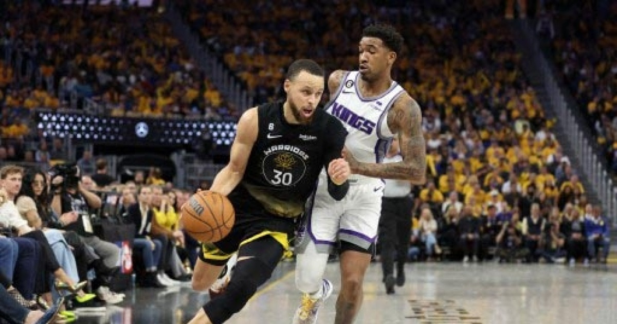 ‘커리 36점’ GSW, 새크라멘토에 반격 [NBA PO]