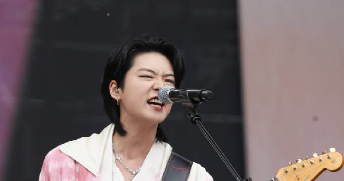 [포토] 터치드 윤민 '매력적인 코찡긋'