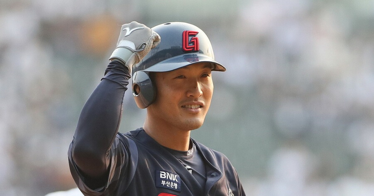 방출→롯데행→1번타자 우뚝…KBO 1호 홈런까지 터졌다