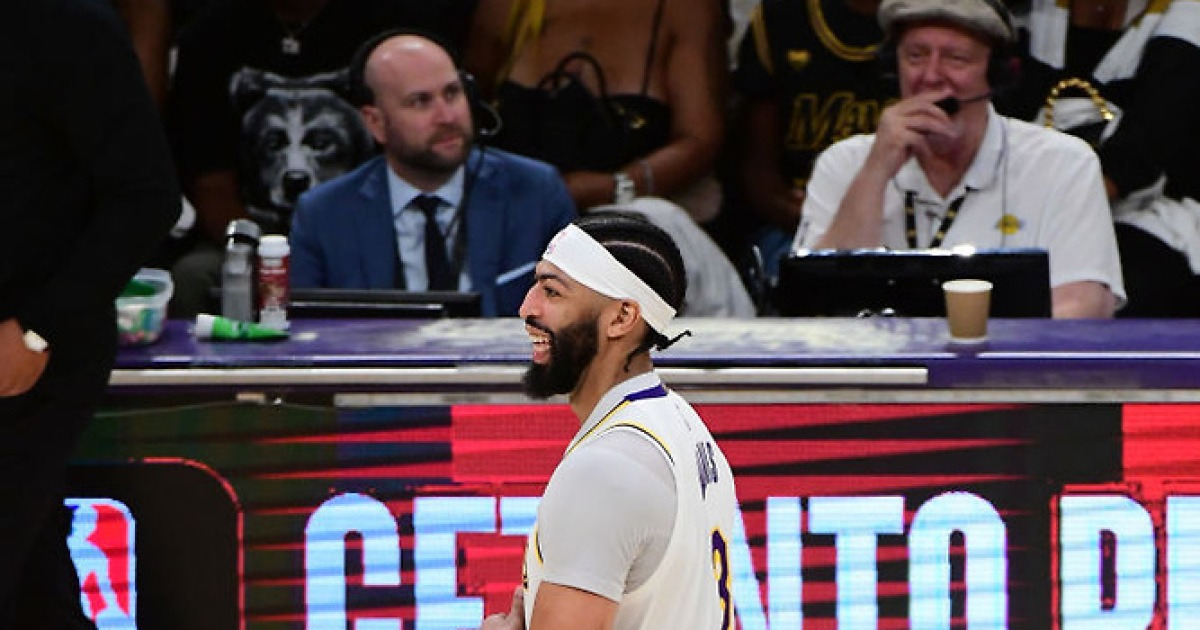 ‘르브론·AD 56점 합작’ 레이커스, 모란트 분전한 멤피스 잡고 시리즈 2-1 수확[NBA PO]