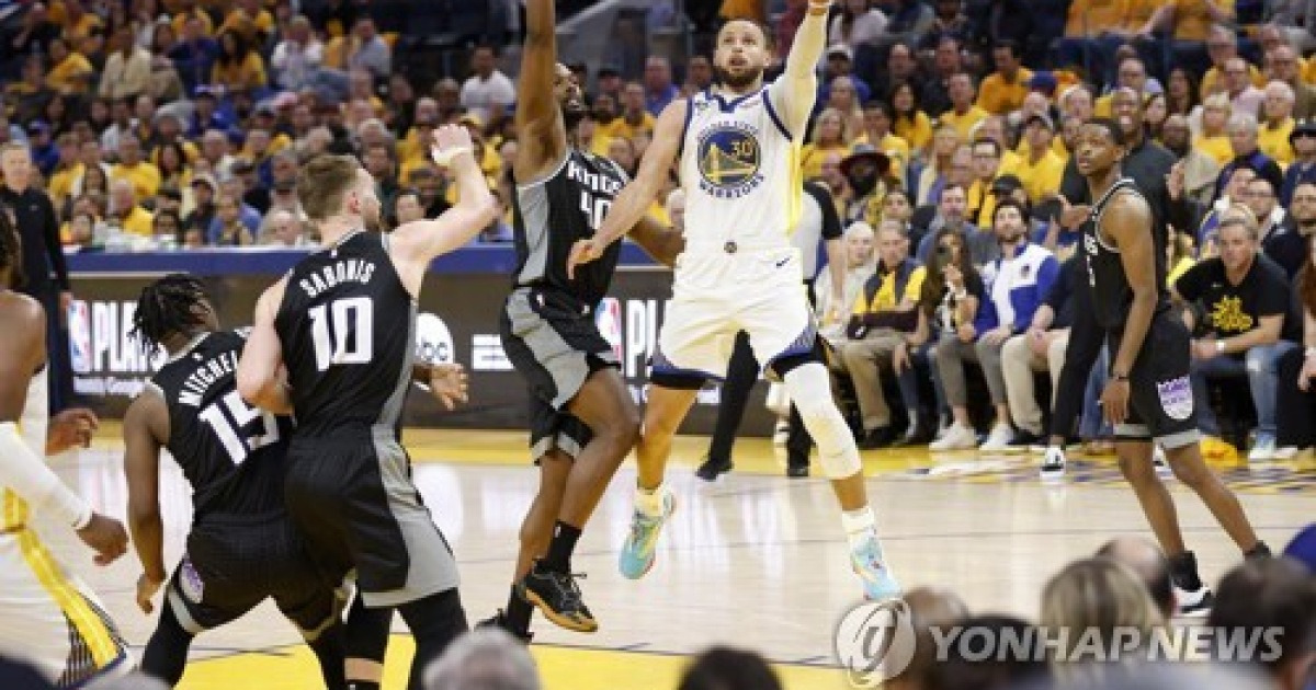 [NBA PO] 황당한 실수 범한 커리 십년감수…GSW-SAC 시리즈 원점