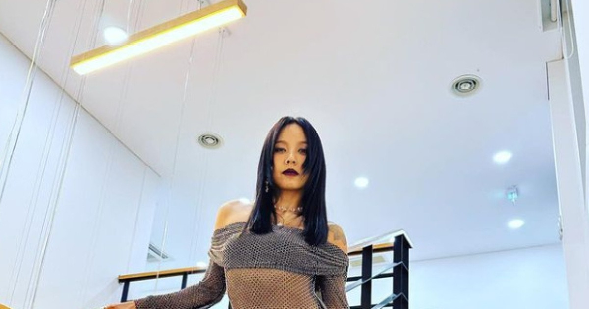 이효리 40대 맞아 시스루 원피스로 파격 노출 깜짝 패션