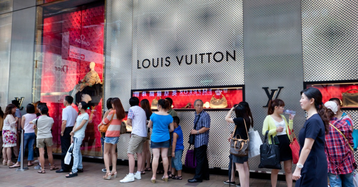 루이뷔통 '오픈런'이 밀어올린 주가…LVMH '시총 5000억달러' 돌파