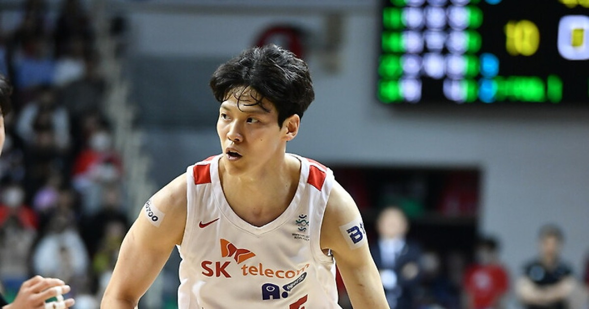 [현장 REVIEW] '몰빵' 농구 통했다…'워니·김선형 45점 합작' SK, KGC 꺾고 1차전 기선제압