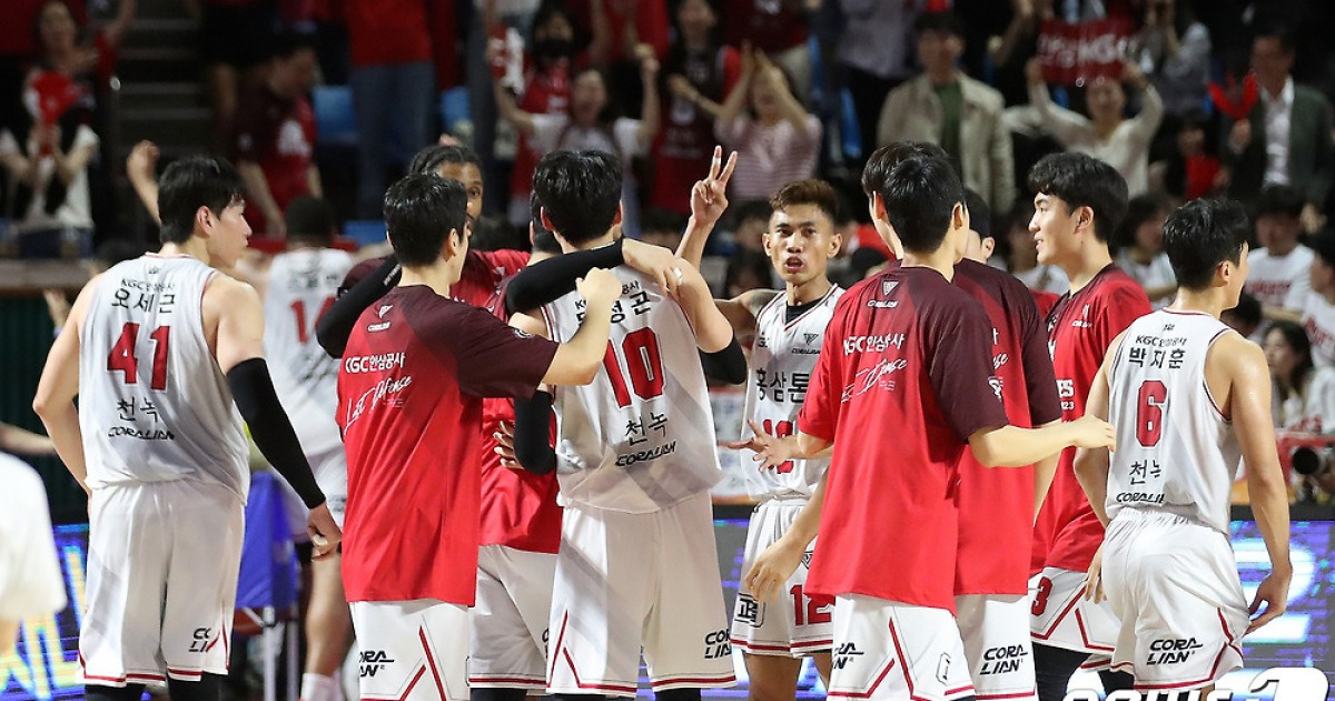 승리의 기쁨 나누는 안양 KGC