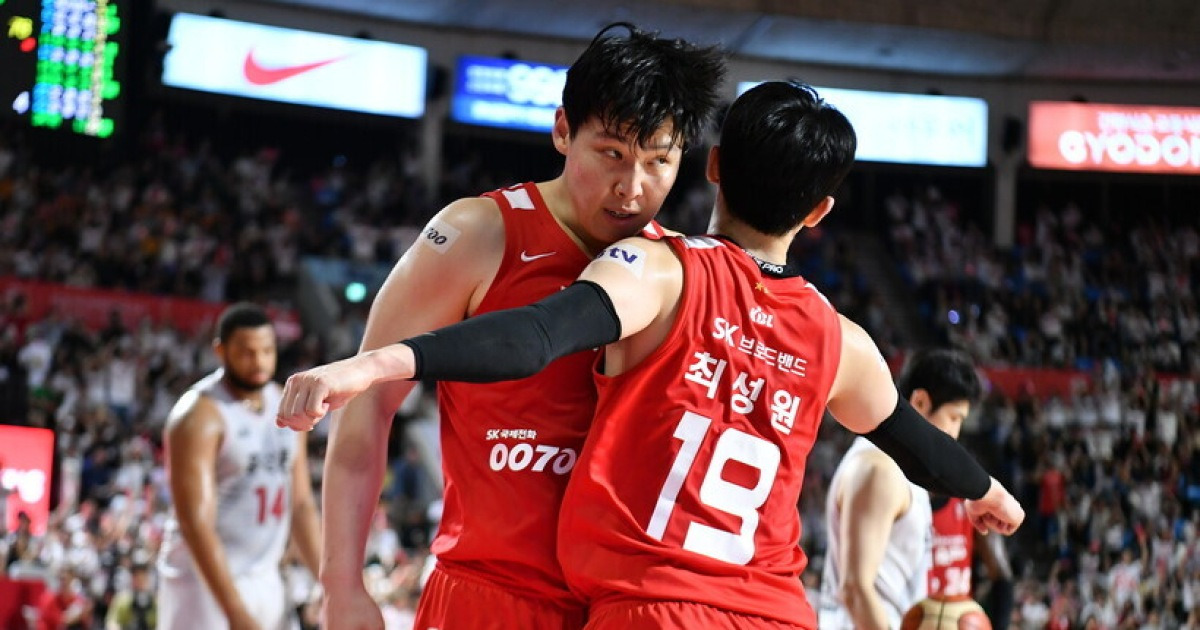 '워니-김선형 더블더블' SK, KGC 꺾고 시리즈 전적 2-2 동률 맞춰