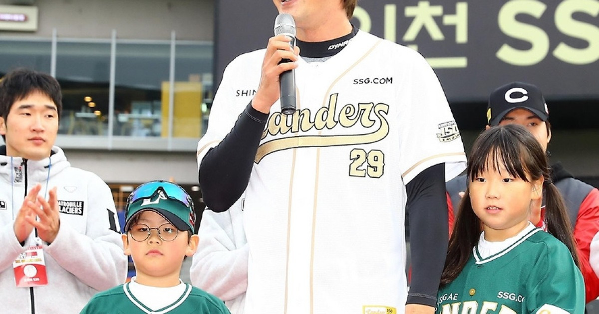 올해는 KK 마일스톤…김광현, KBO 150승 기념 반지·유니폼 선물