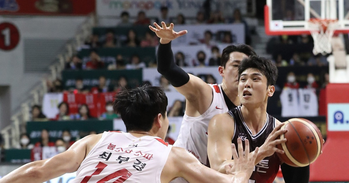 챔프 5차전 잡으면 우승 확률 81.8%…KGC-SK, 뚫어서 이긴다