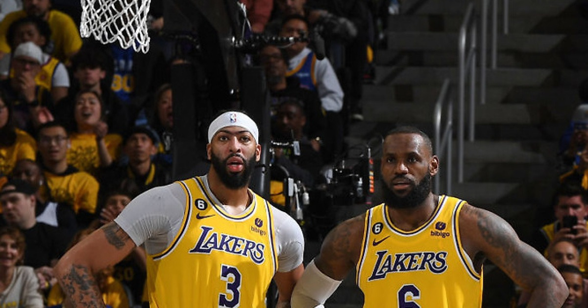 ‘ADx르브론 52P-34R 합작’ 레이커스, GSW 꺾고 시리즈 첫 승 수확[NBA PO]