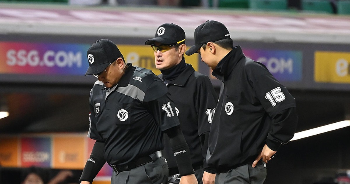 '아뿔싸' 박종철 주심, KT-SSG전 도중 교체…오른쪽 허벅지 통증