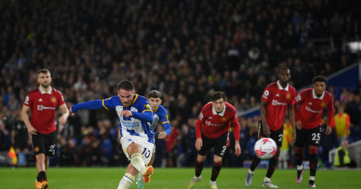 [EPL 리뷰] '쇼 핸드볼 파울→PK 헌납' 맨유, 후반 추가시간 실점으로 브라이튼에 0-1 패배...'무패 행진 종료+3위와 2점 차 4위'