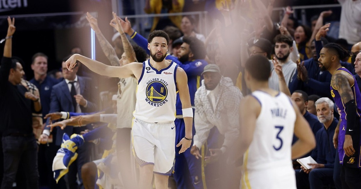 톰프슨 3점 8방…골든스테이트, NBA PO 2차전서 레이커스 완파