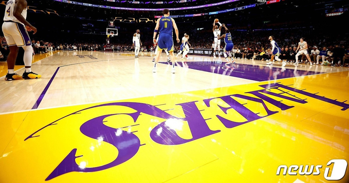 '데이비스+제임스 46점 합작' 레이커스, GSW 꺾고 PO 2R 2승째