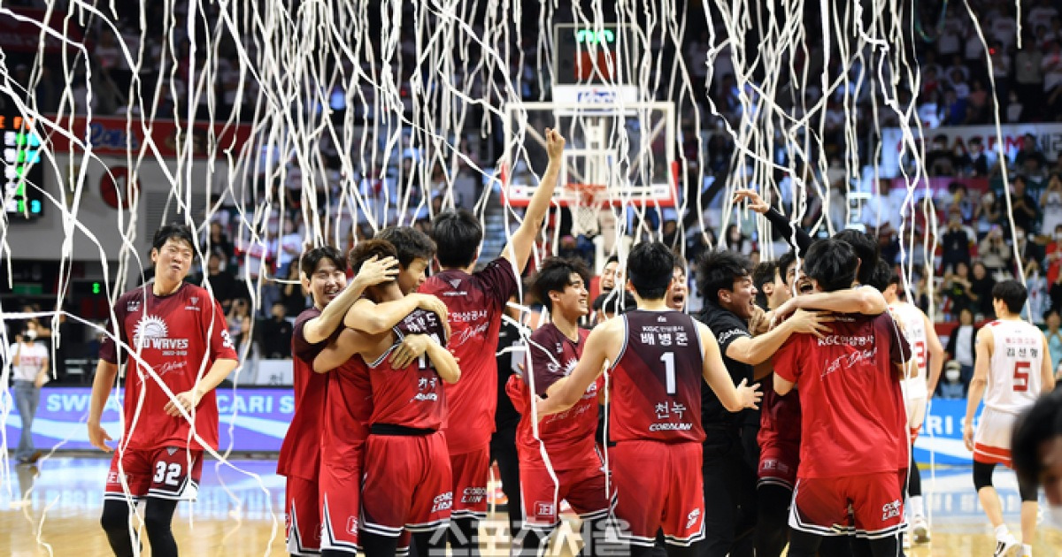 KGC 연장 끝에 SK 꺾고 통합 우승 달성, 오세근 MVP[SS안양in]