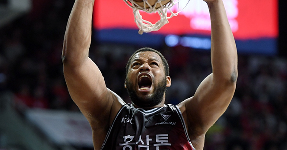 '스펠맨 34득점' KGC, SK 꺾고 6년 만 통합우승…트리플크라운 달성