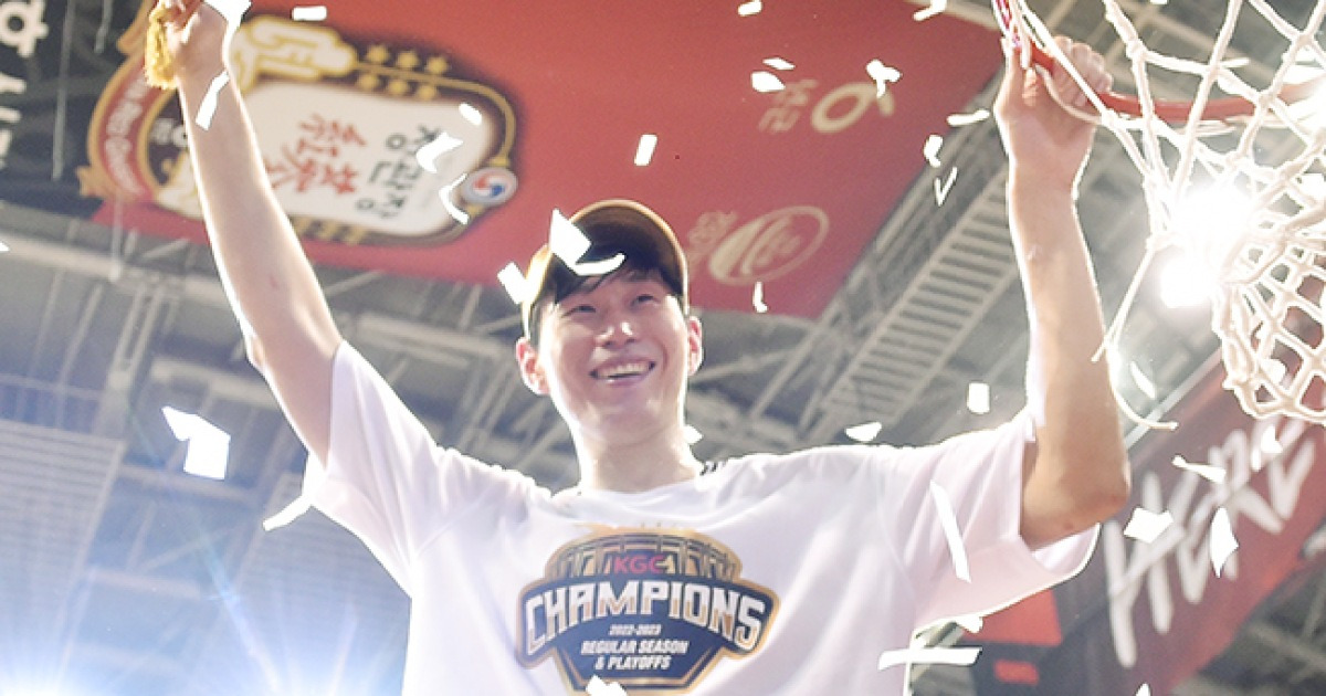 '통산 3번째 PO MVP' KGC 오세근 "바닥까지 갔다고 생각, 독하게 마음 먹어"