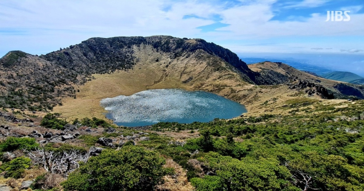 1,000㎜ 폭우가 빚어낸 절경.. 한라산 백록담 만수 '탄성'