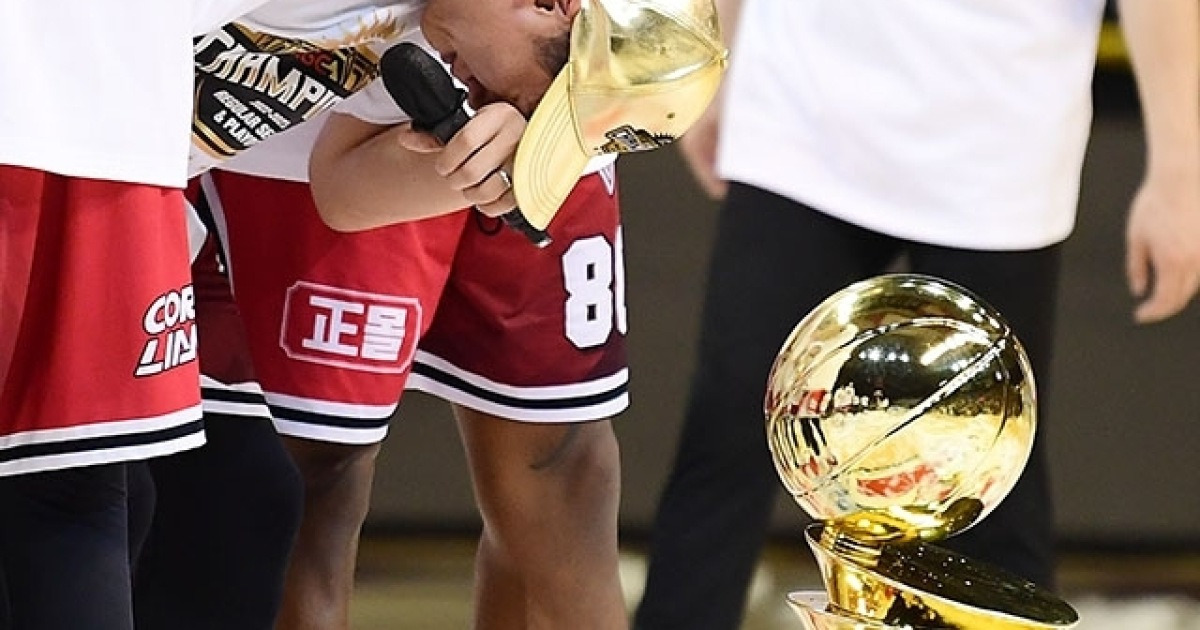 먼로의 품에서 최승태 코치의 품에서 그리고 팬들 앞에서, ‘멋진 울보’ 양희종은 정말 뜨겁게 울었다 [KGC V4]