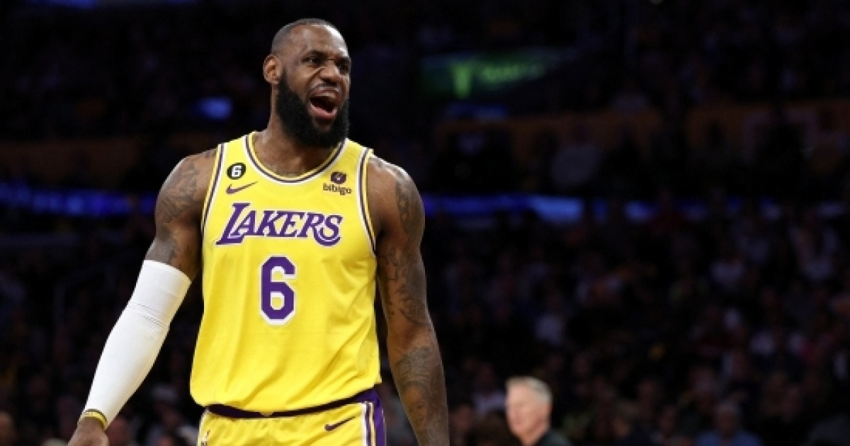 ‘킹’ 제임스의 커리 사냥! LA 레이커스, 골든스테이트 꺾고 서부 컨파까지 1승 남아 [NBA PO]