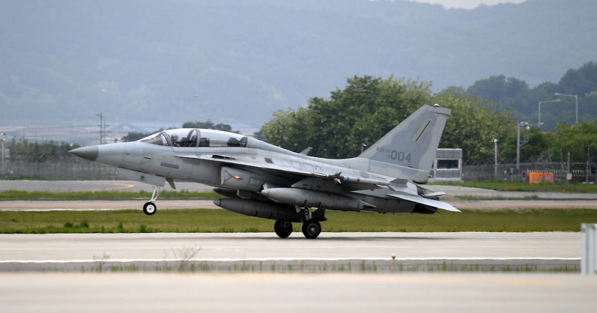 착륙하는 FA-50 전투기