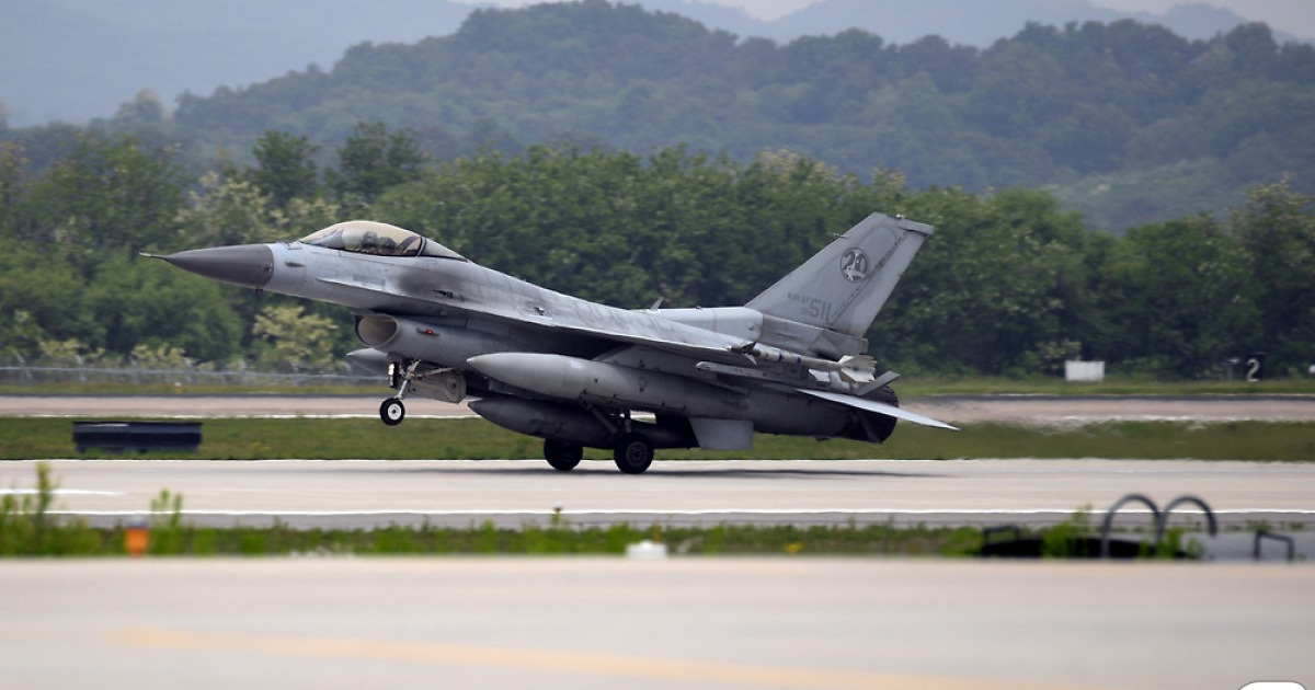 착륙하는 (K)F-16 전투기